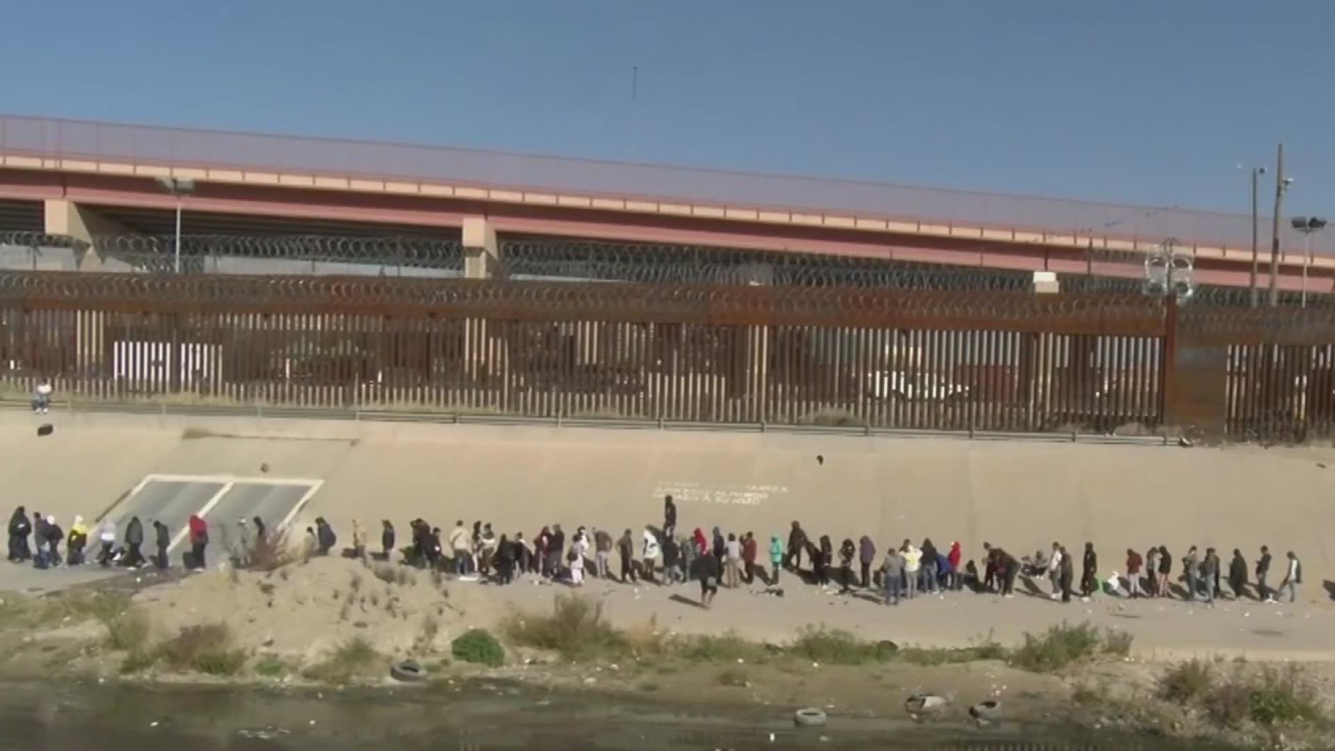 Más de 1,000 inmigrantes cruzan el Río Bravo y se entregan a la ...