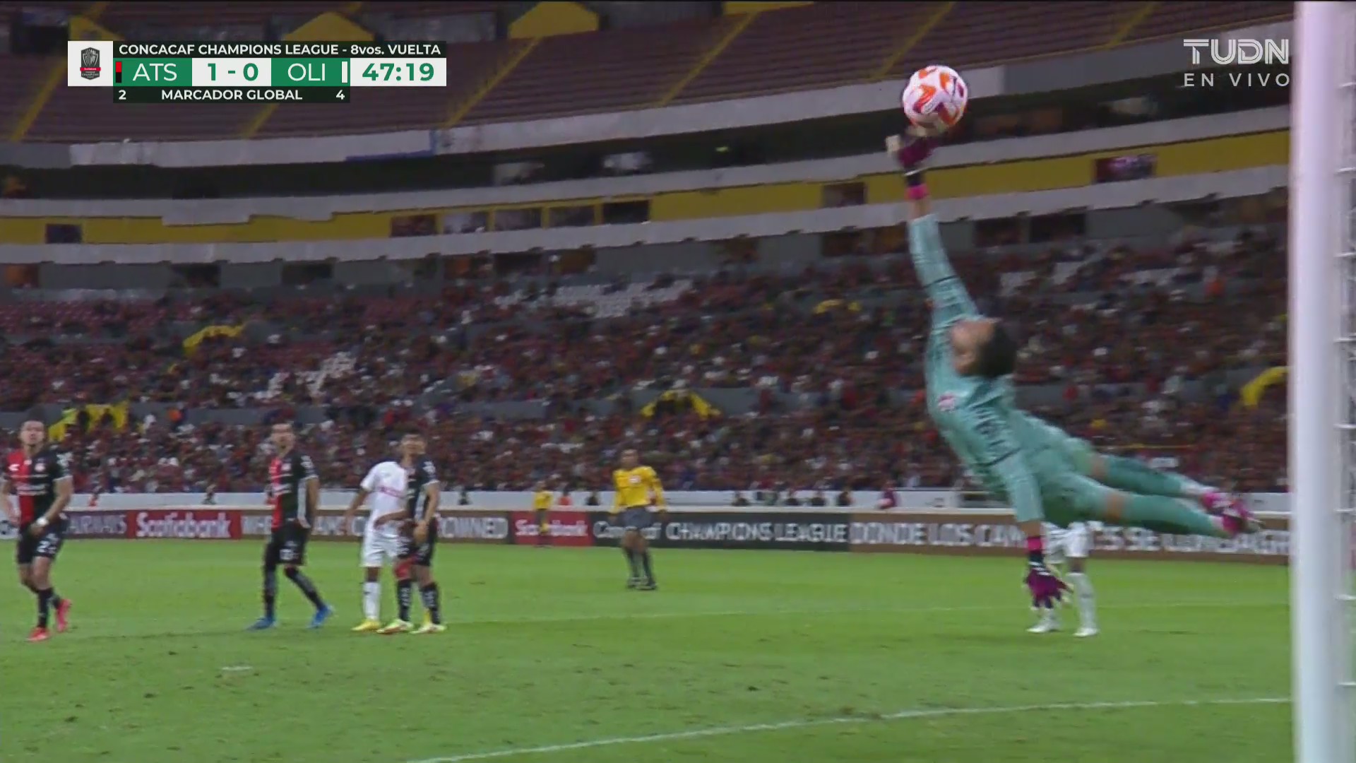 ¡Se pone la capa para volar! Espectacular manotazo de Camilo Vargas ...