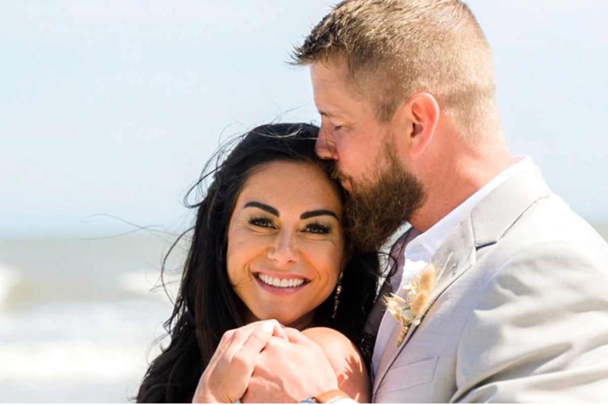 Aric Hutchinson recuerda durante ceremonia en Folly Beach County Park a su esposa Samantha ...