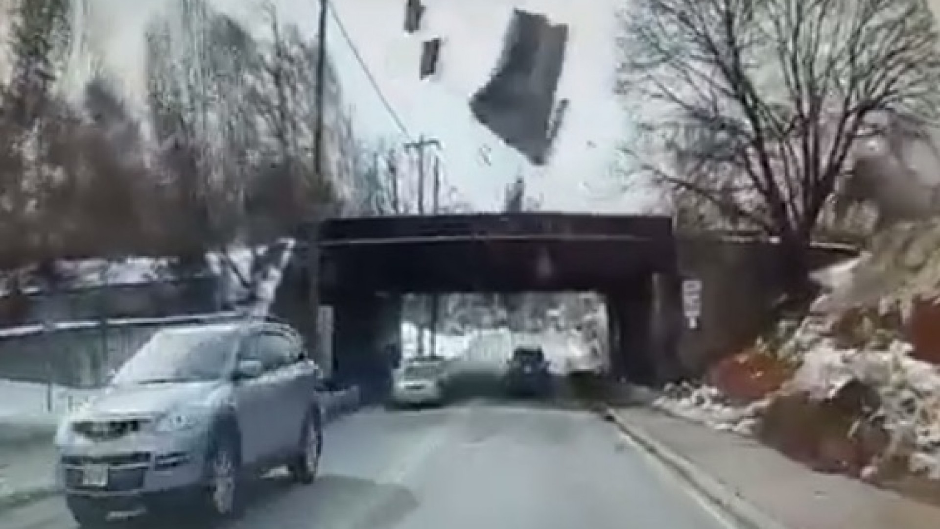 El momento en que un techo sale volando arrancado por el viento y cae ...
