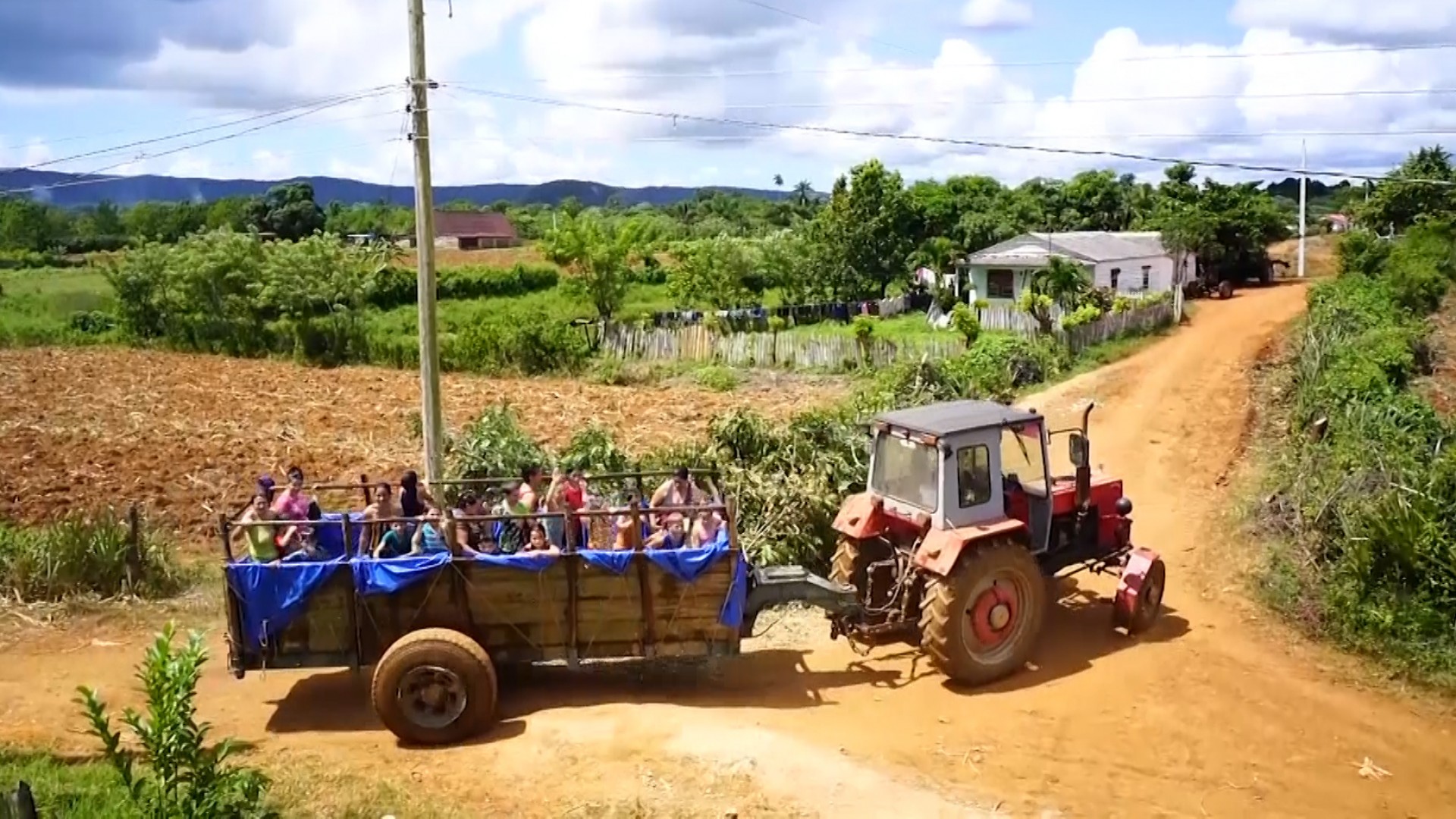 Una piscina en un tractor: La increíble idea de una comunidad cubana ...