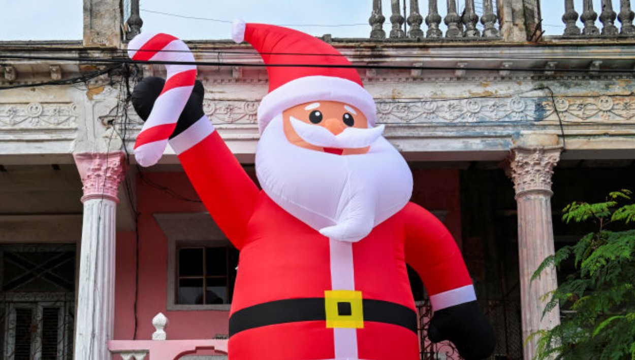 Con Santa Claus, el Grinch y hasta Hello Kitty, la Navidad sobrevive a ...