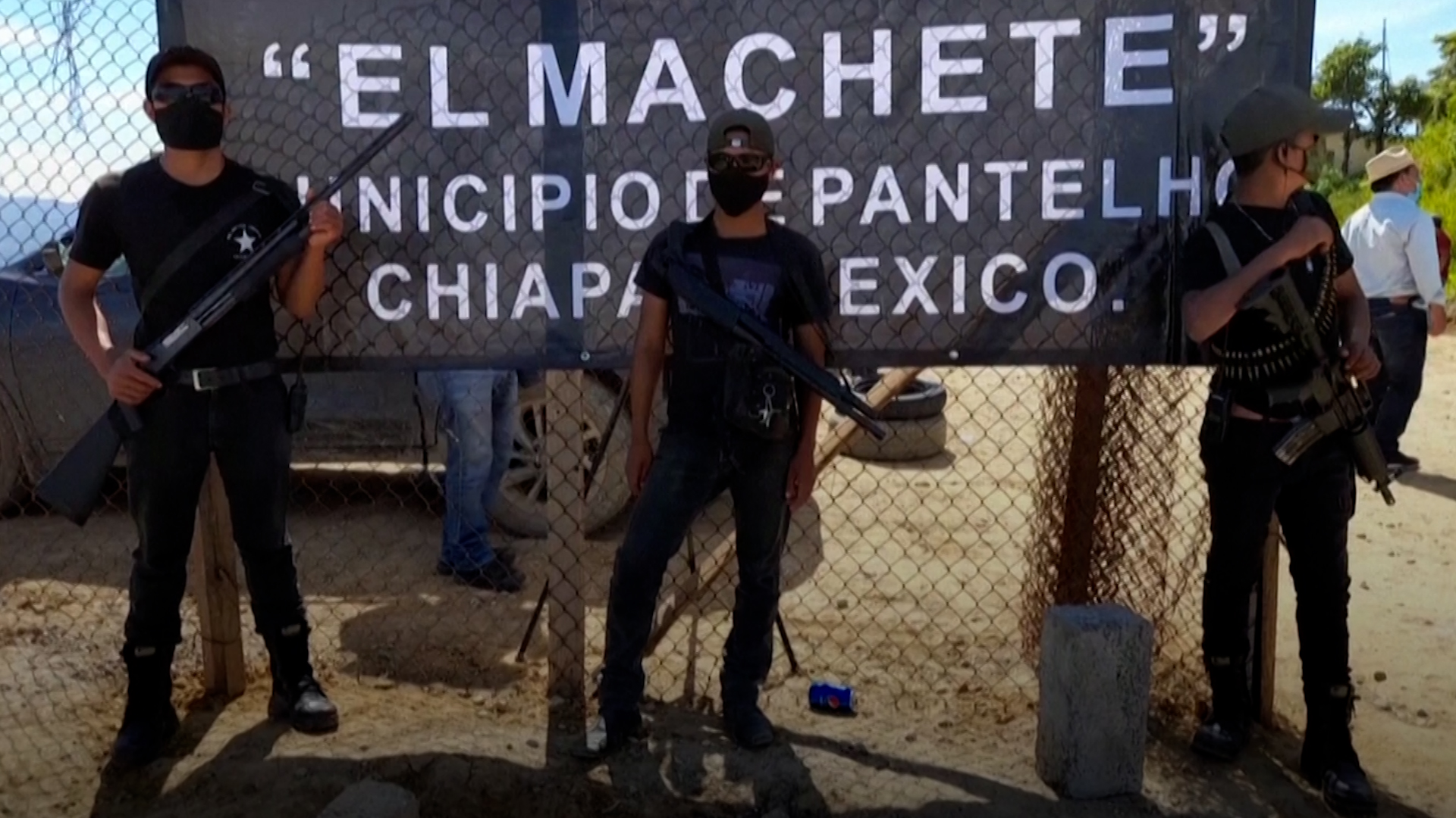 Un nuevo grupo de autodefensa indígena toma las armas en México para ...