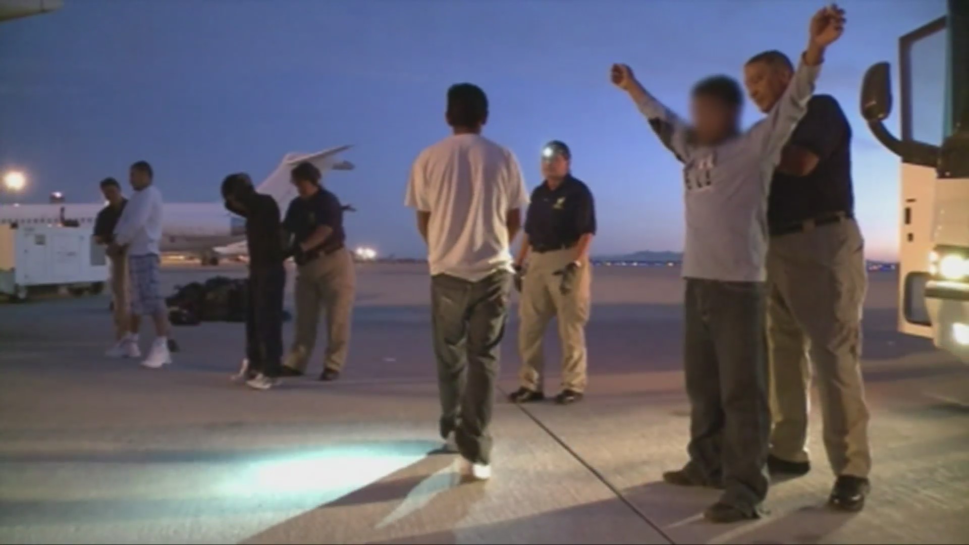 Inspección revela violaciones dentro de cárceles de ICE | Video ...