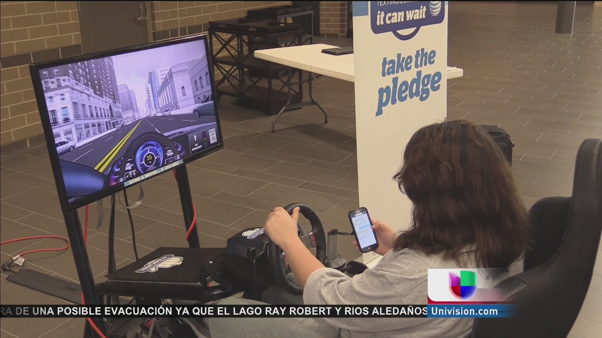 Llaman la atención sobre el peligro de textear al volante | Video ...