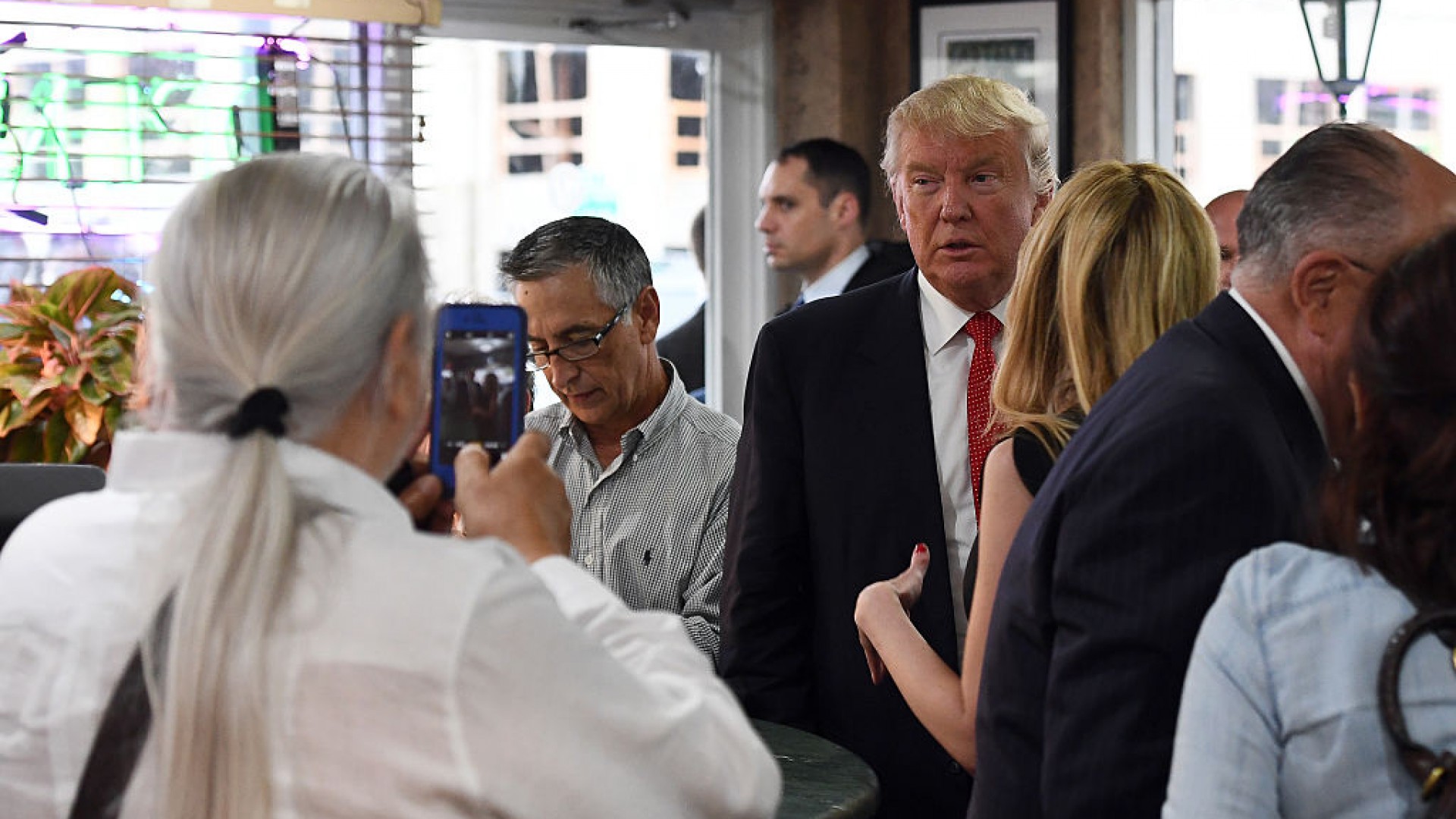 En un minuto: Donald Trump visitó el emblemático Café Versailles en ...