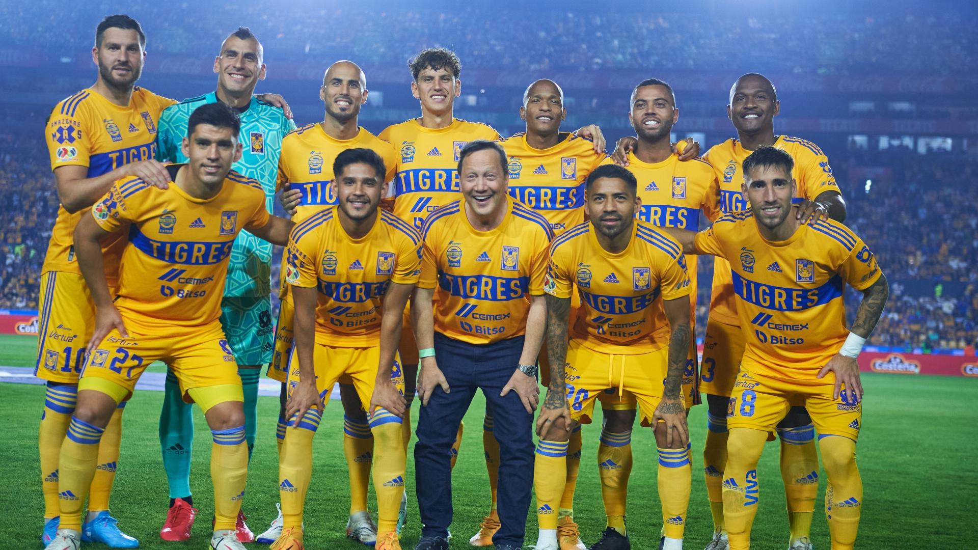 Rob Schneider posa junto a Tigres en la foto oficial en El Volcán ante ...