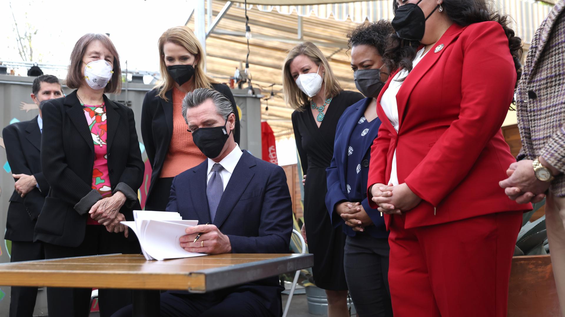 Gobernador de California firma la ley de días adicionales de enfermedad ...