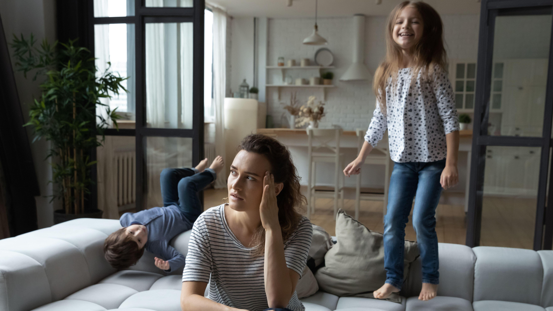 ¿Mala madre? Debatimos si está mal no querer tener a los hijos en casa ...