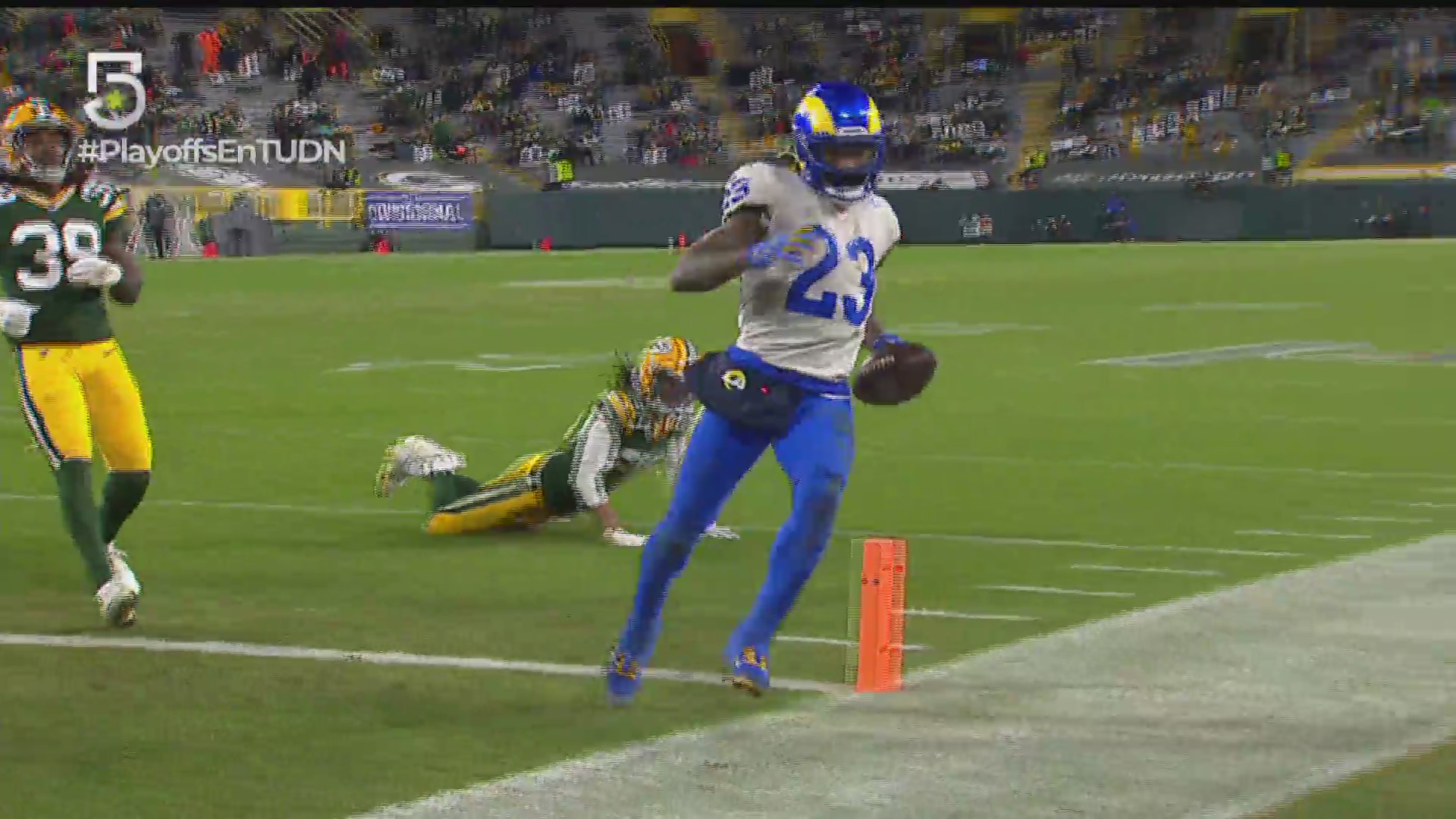 ¡Es un tractor! Akers logra el touchdown y la conversión de dos puntos ...