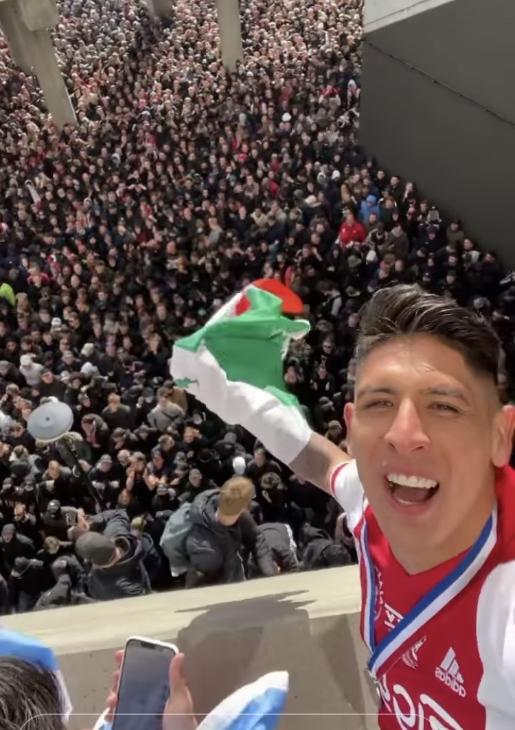 Edson Álvarez festeja con fans de Ajax y dedica emotivo mensaje ...