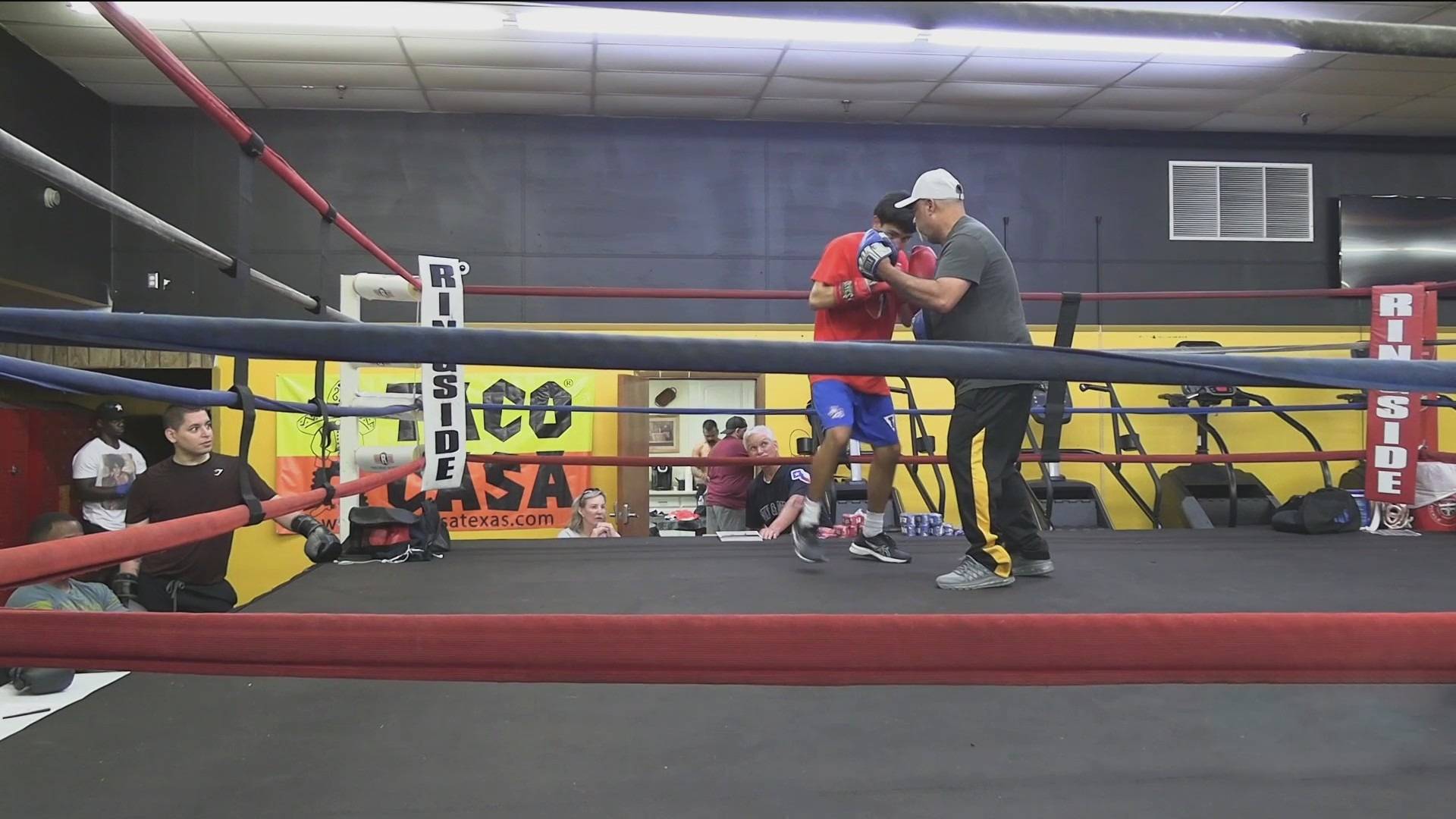 Con clases de boxeo la policía de Garland busca alejar a los jóvenes ...