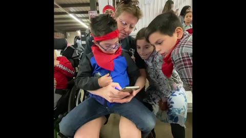 Con el apoyo de su mamá adoptiva y el CRIT, Toby y Zachary superan las ...