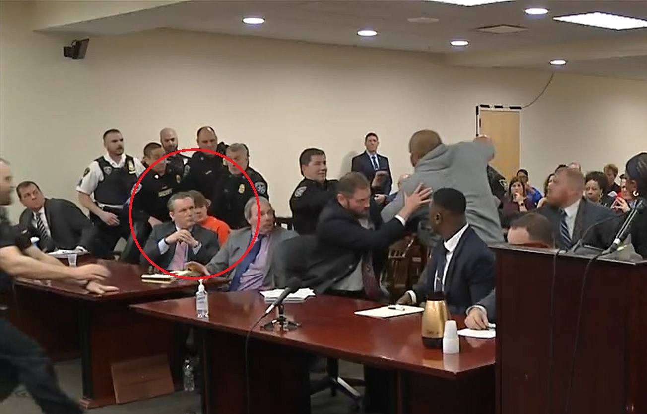 Hombre intenta golpear a Payton Gendron autor de masacre en Buffalo ...