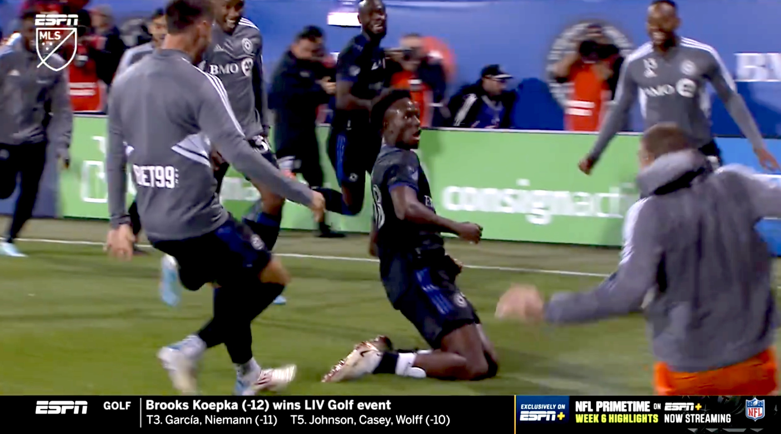 Ismaël Koné no perdona y entre las piernas vence al portero para el 1-0 ...