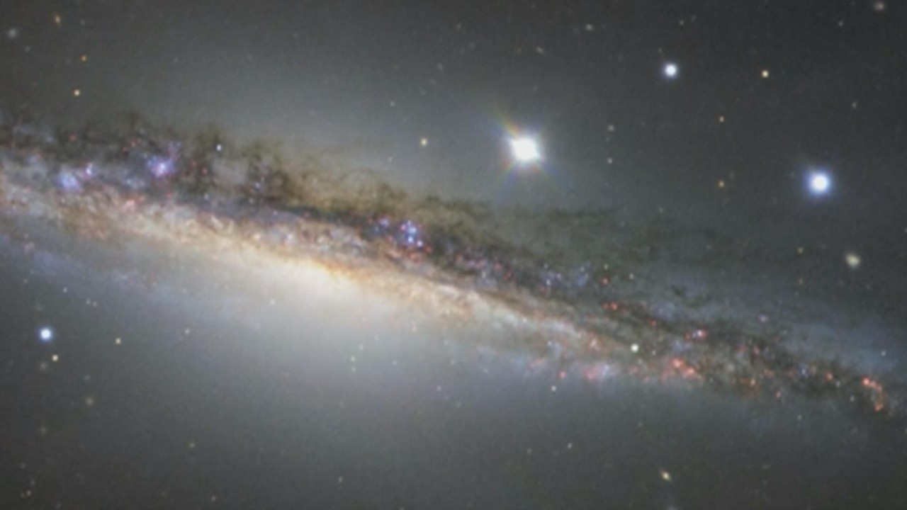 En video: las nuevas imágenes de la galaxia NGC 1055, hermana de la Vía Láctea | Noticias ...