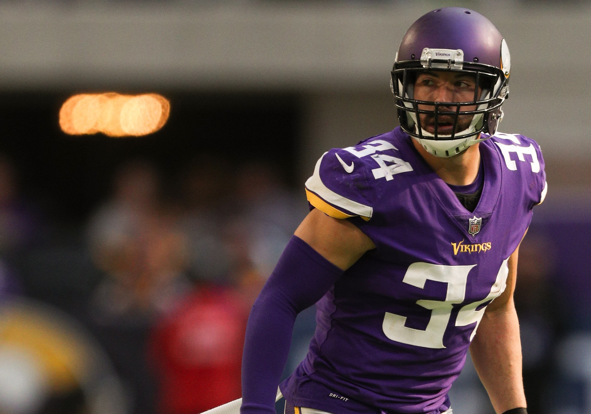 Andrew Sendejo, suspendido un juego por duro golpe con el casco a Mike ...