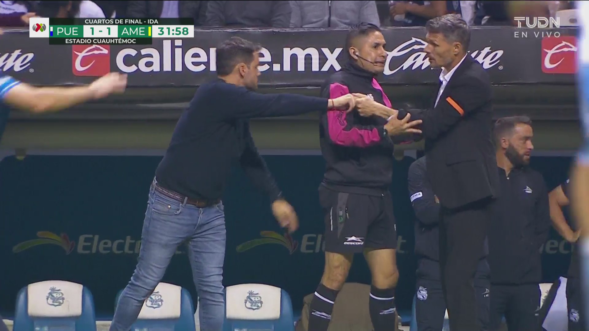 ¡Se encienden los ánimos en el banco! Árbitro separa al Tano y Larcamón ...