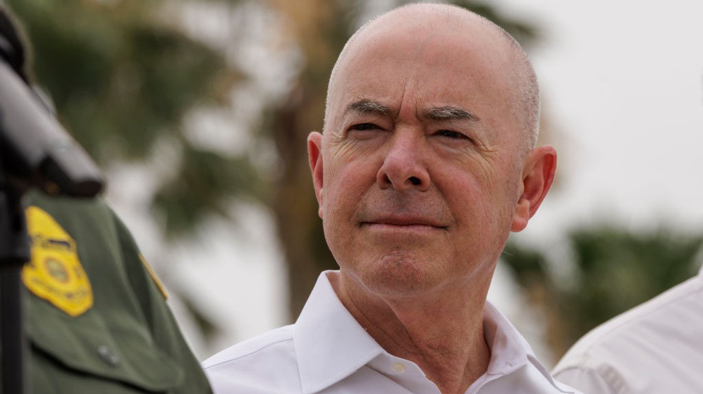 Alejandro Mayorkas defiende las políticas de migración del gobierno de ...