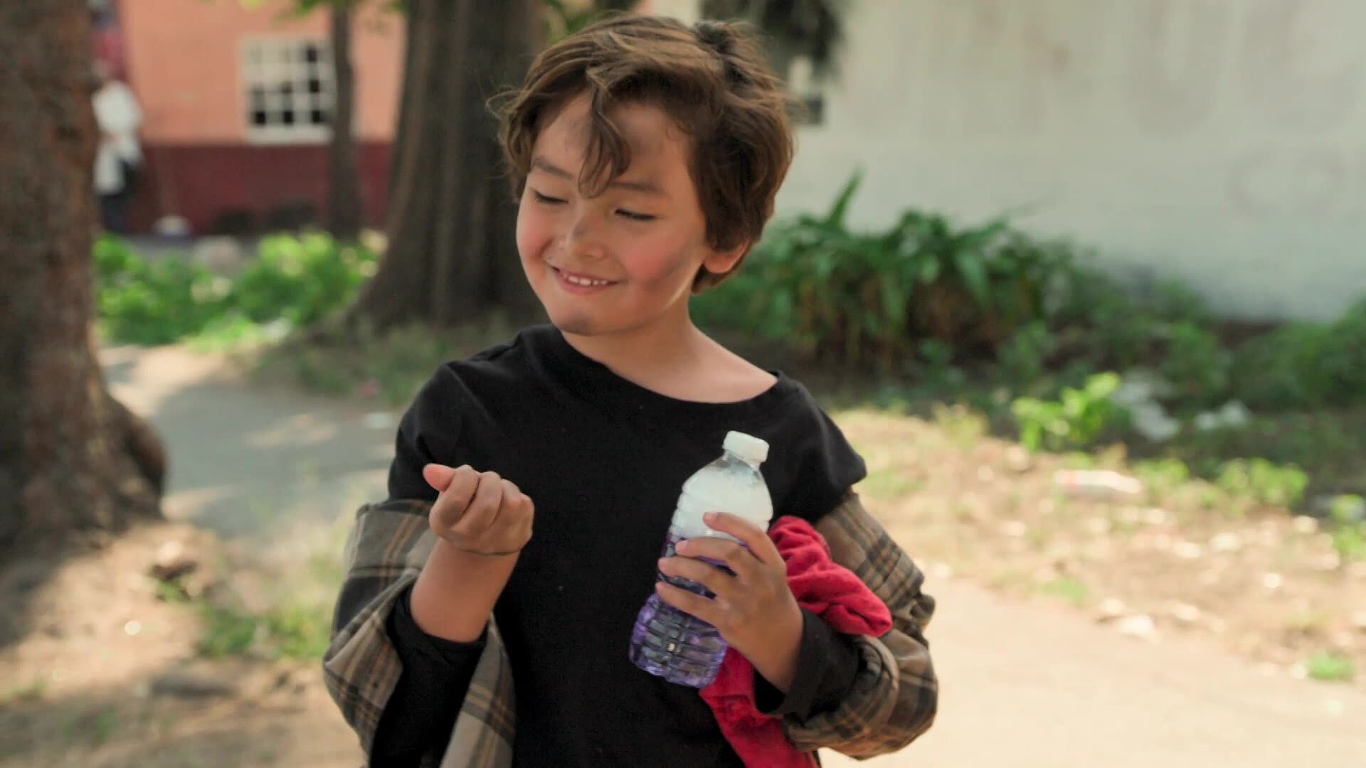 André Sebastián da vida a un niño de la calle en Vivir de Amor e ...