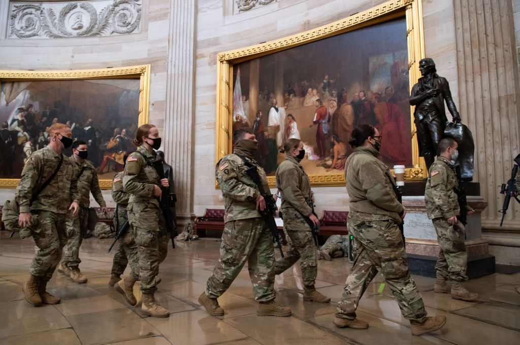 Unthinkable images of the Capitol under military guard | Univision News ...