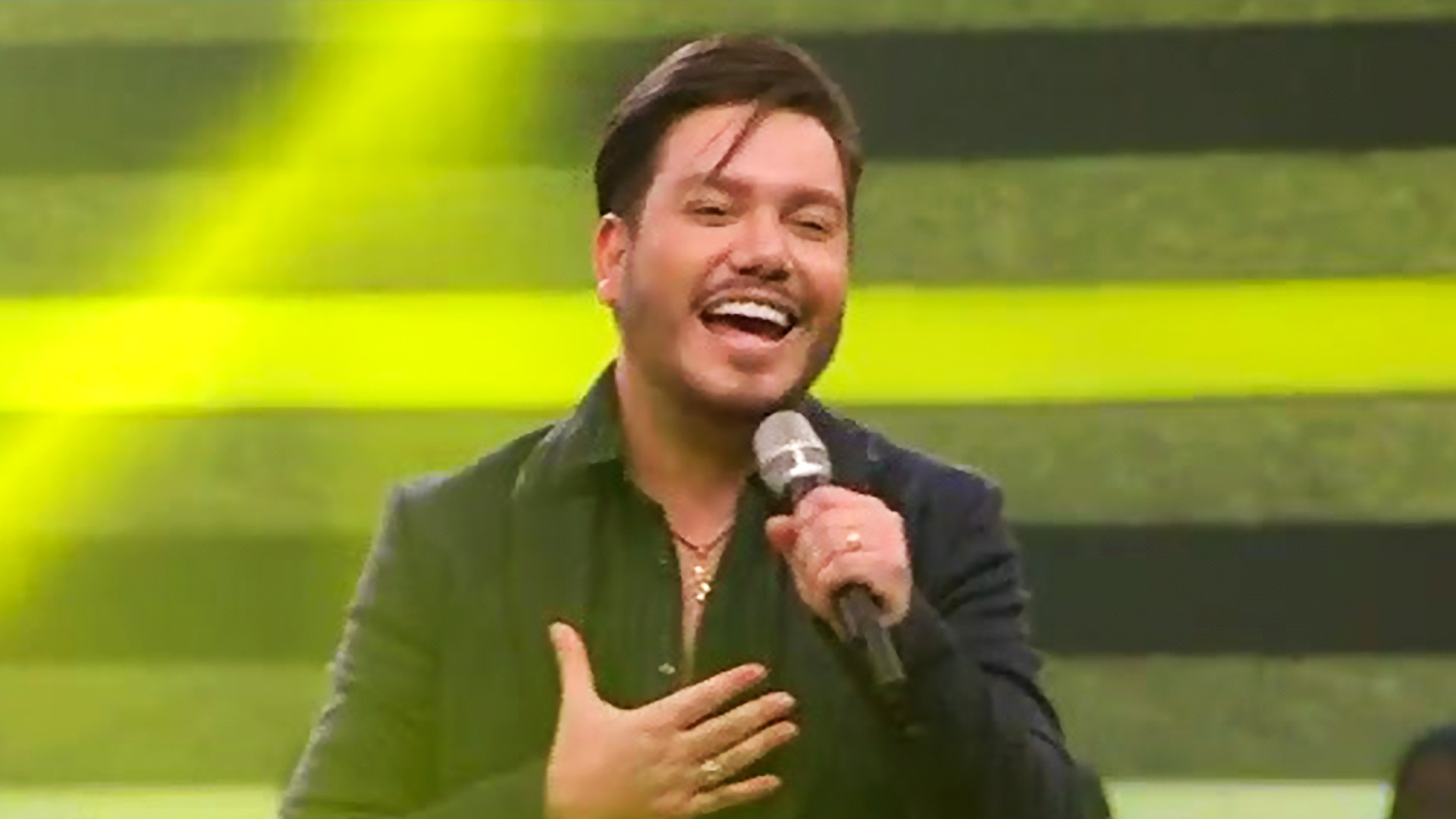 Santiago se pone de pie ante la interpretación de Yerick Rey en La ...