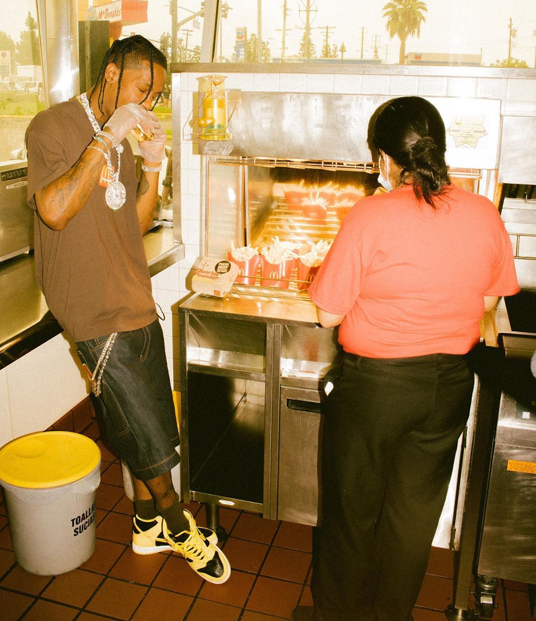 Travis Scott lanzó su propia hamburguesa y ahora podrás dormir sobre un ...