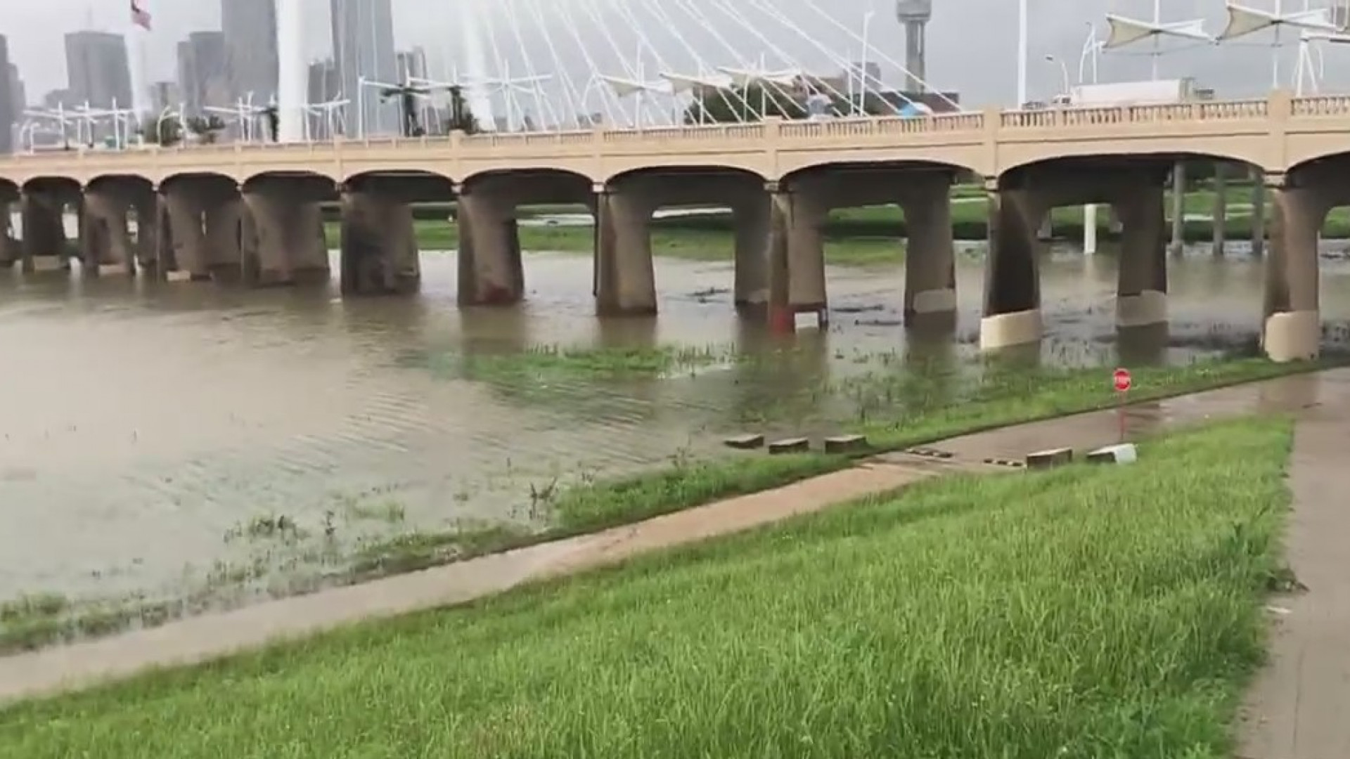 Preocupación por aumento del nivel del agua en el rio Trinity en el ...
