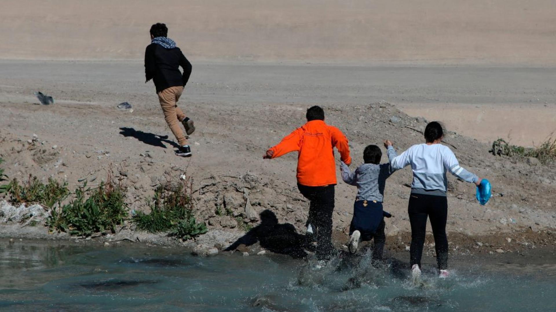 A pesar del peligro, miles de inmigrantes continúan cruzando la ...