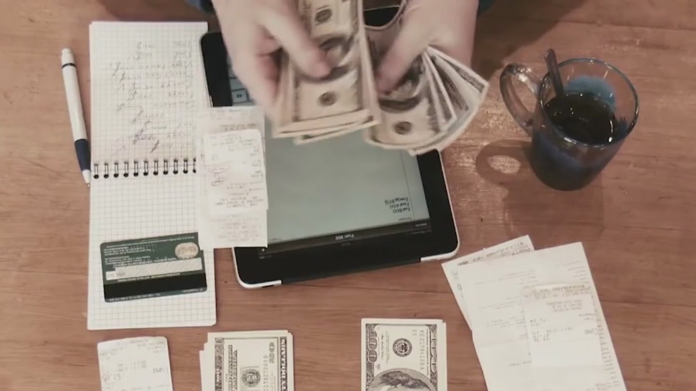 Aumentan las deudas por el uso de tarjetas de crédito | Video ...