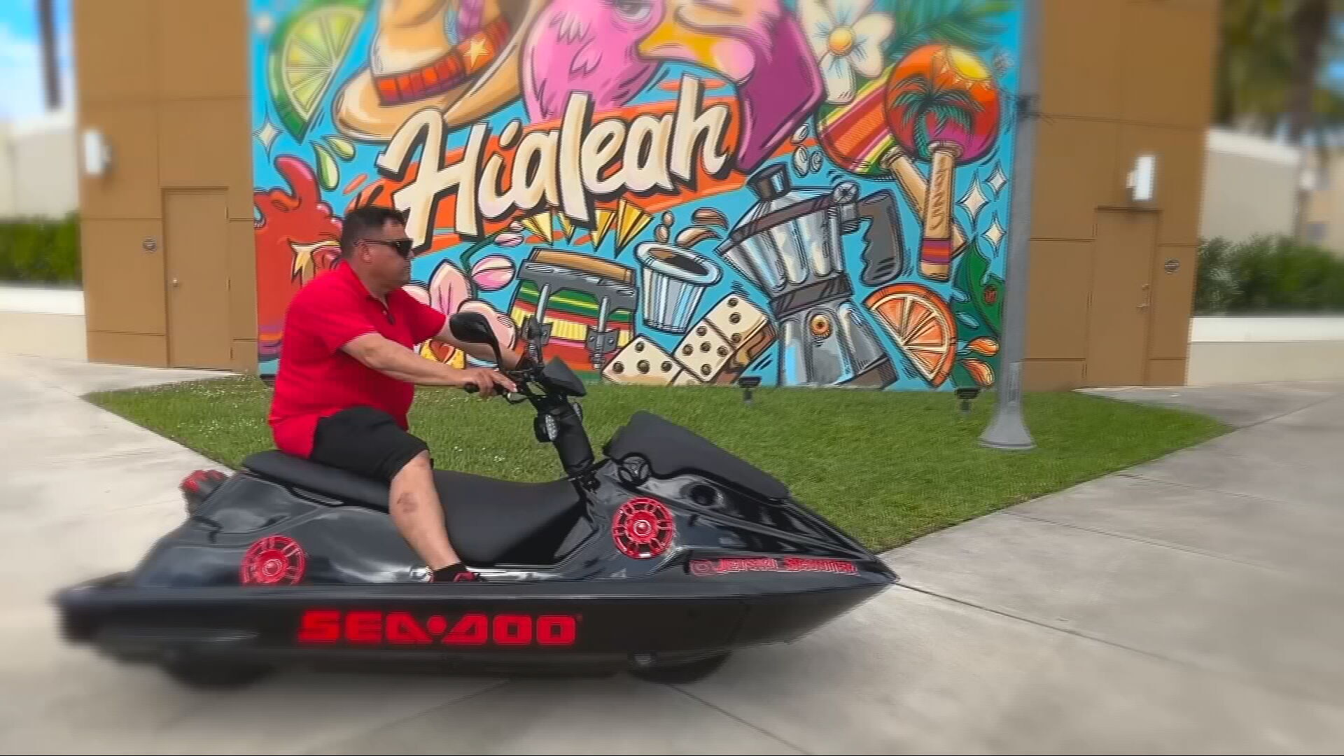 Alex Cruz, el hombre que se hizo famoso por llevar una moto acuática a ...