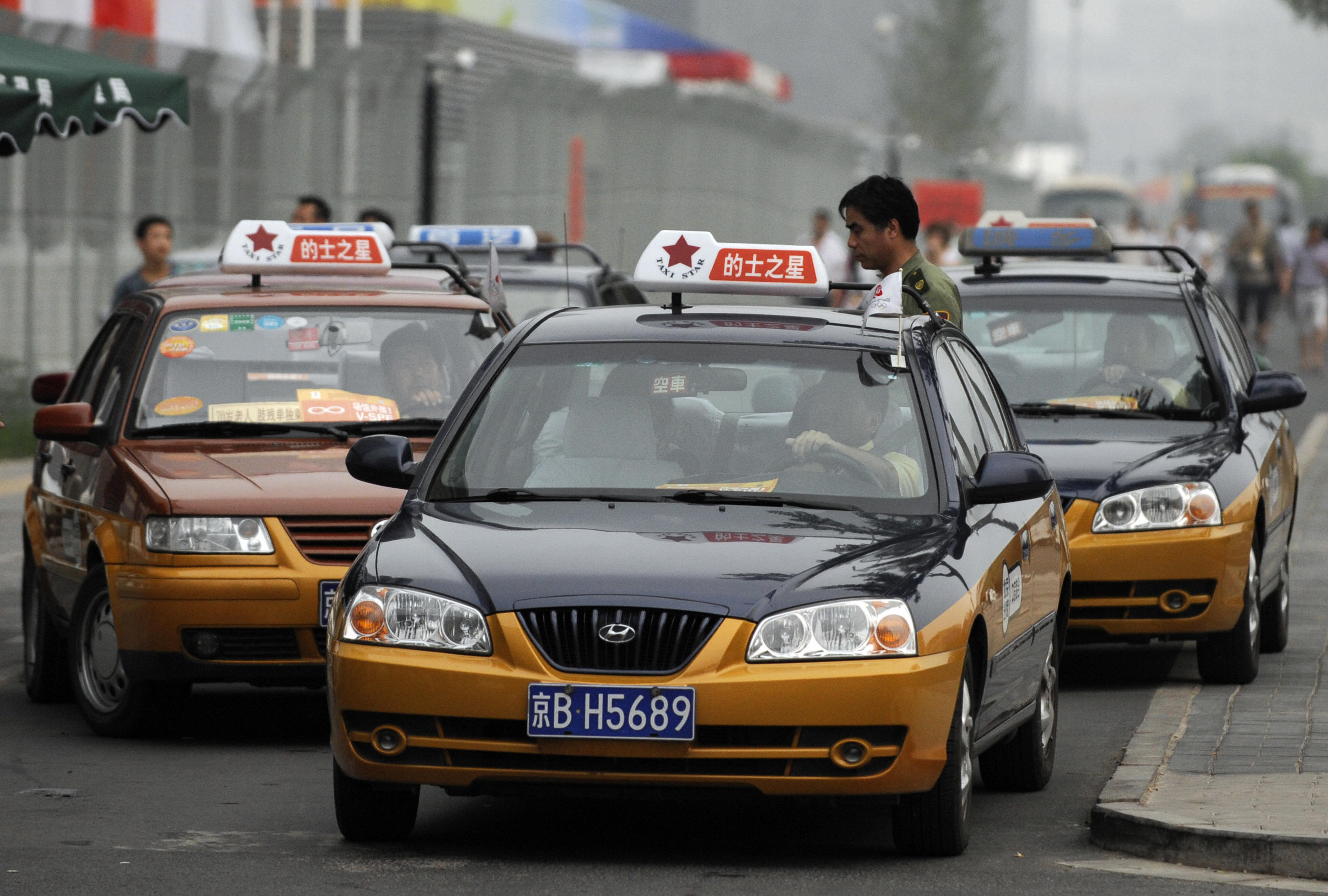 China apuesta a los taxis eléctricos para combatir la contaminación en ...