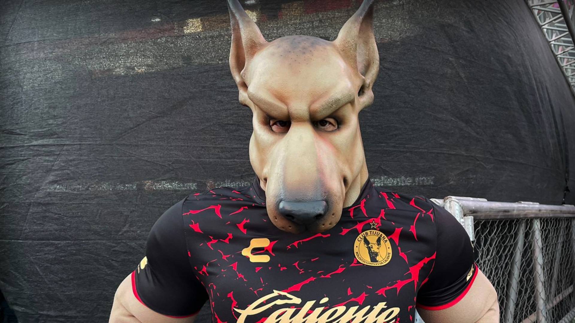 Xolos de Tijuana presenta su nuevo uniforme en la lucha libre | TUDN ...