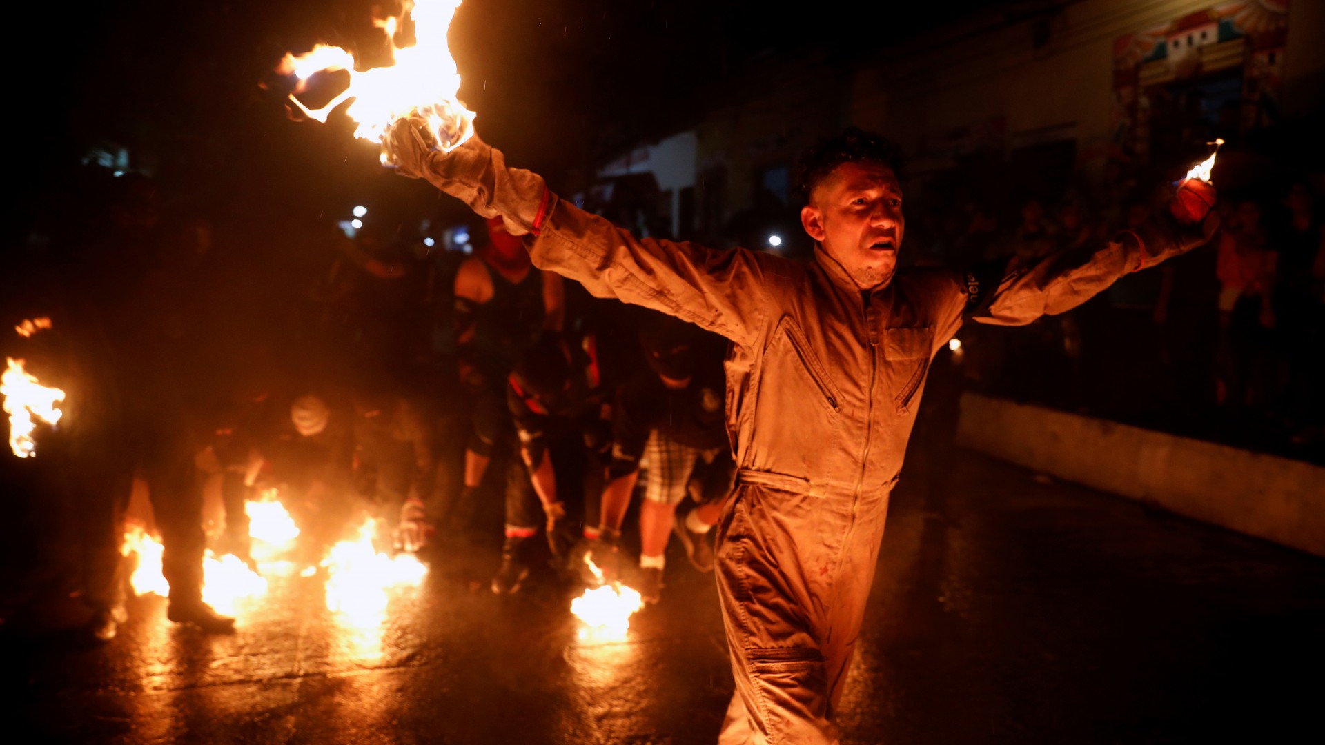 Bolas de fuego y leyendas en El Salvador para conmemorar una antigua erupción volcánica ...