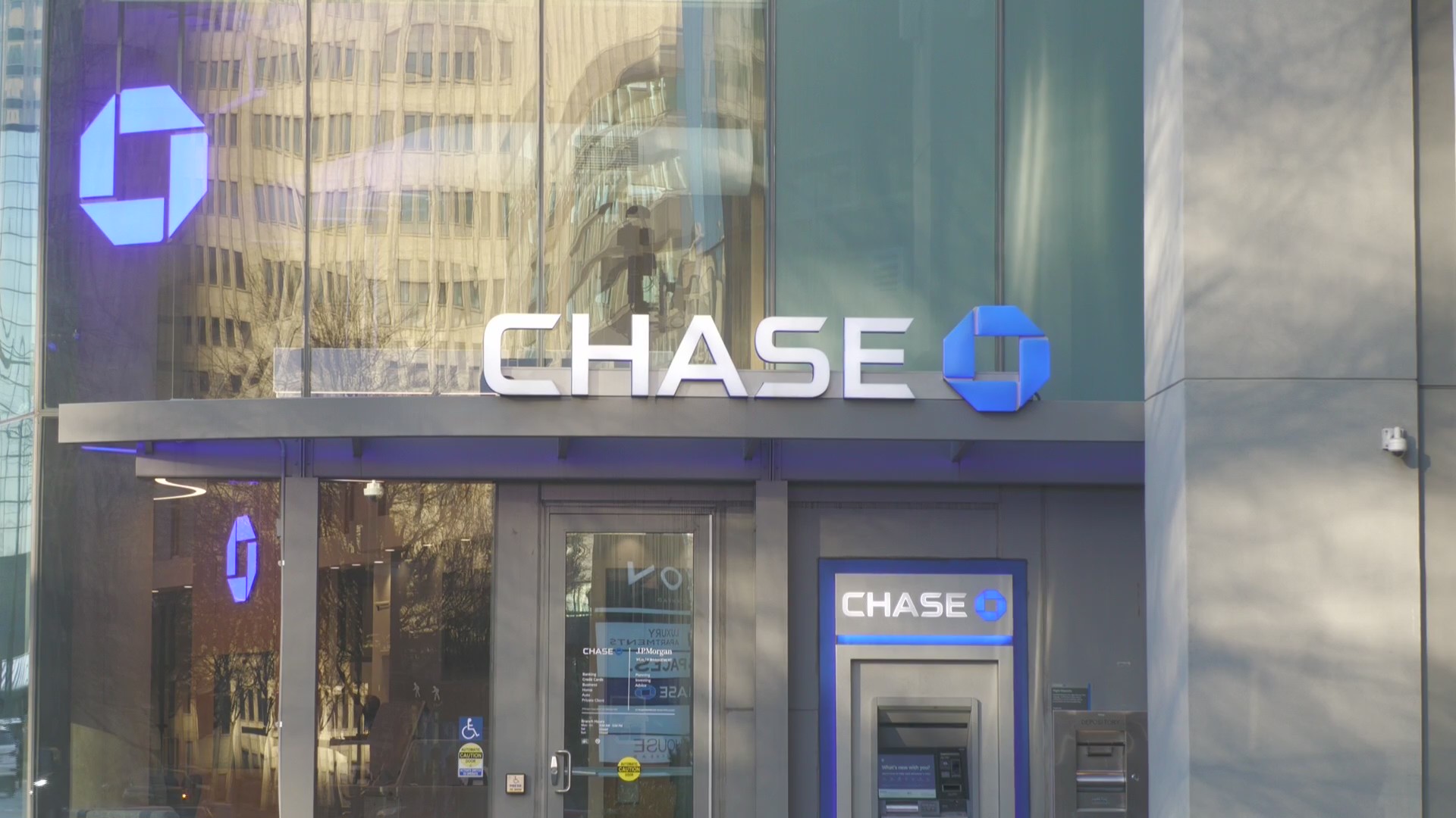 Roba más de $400,000 usurpando la identidad de un hombre en un banco ...