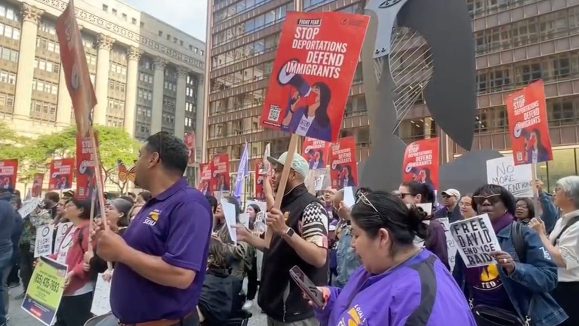 Decenas de personas realizan manifestaciones en Chicago contra el ...
