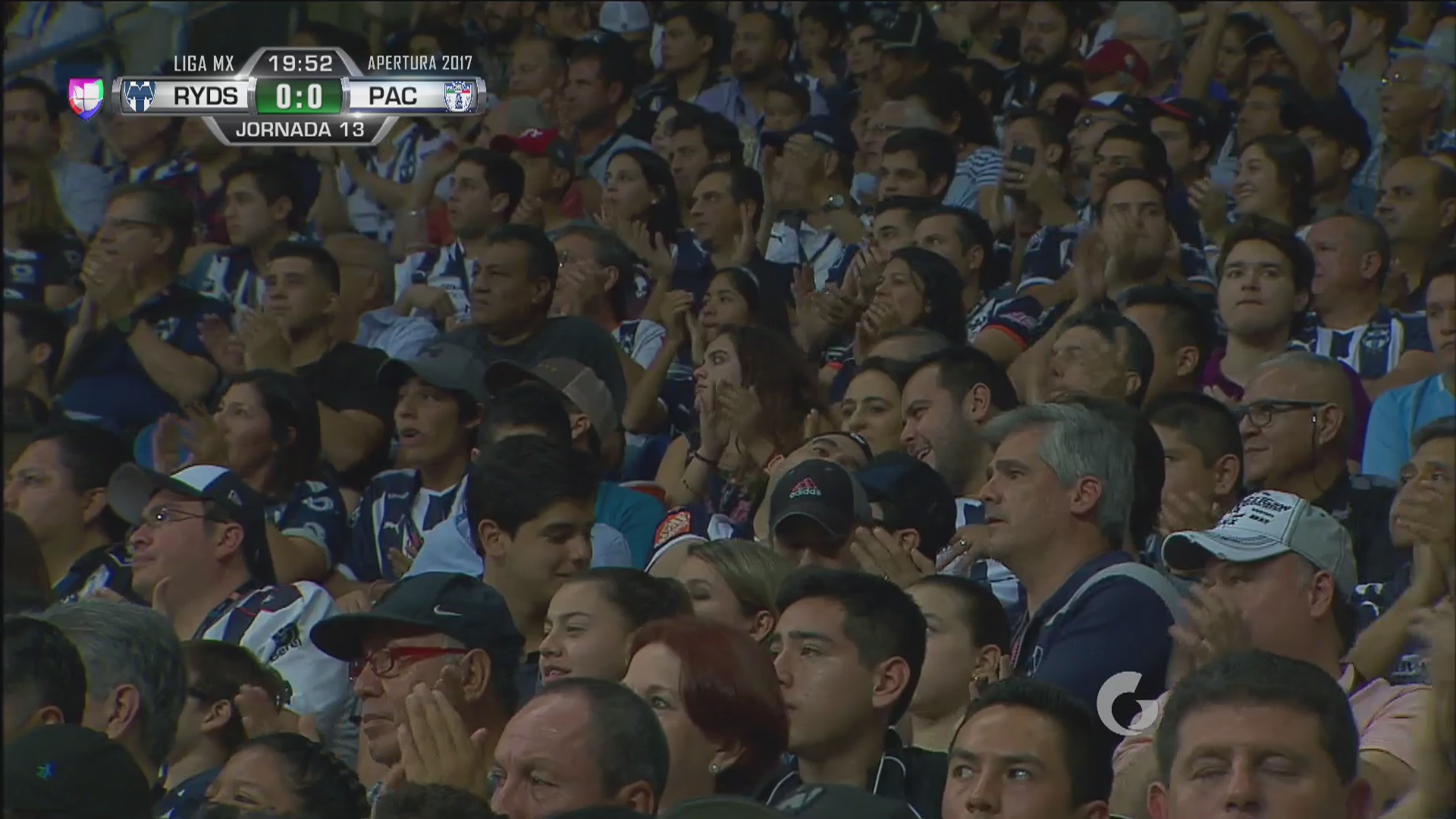 La afición de Rayados dedicó un minuto de aplausos a los héroes y a las ...