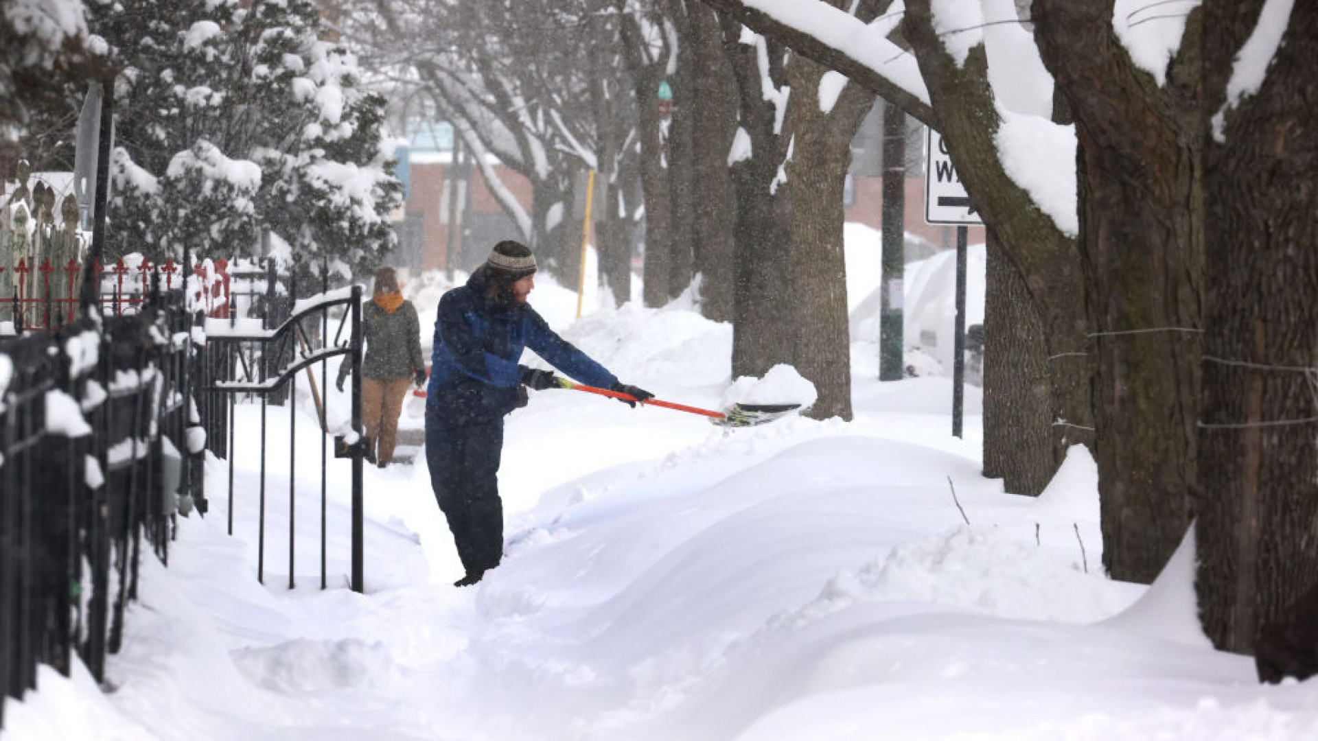 Consejos para palear la nieve y no terminar con lesiones o dolores ...