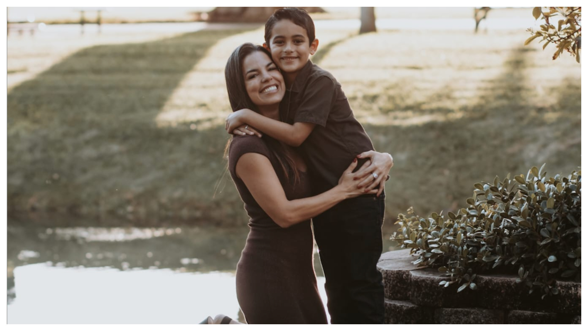 El niño Jorge "Jojo" Morales y su mamá celebran juntos el Día de Acción ...