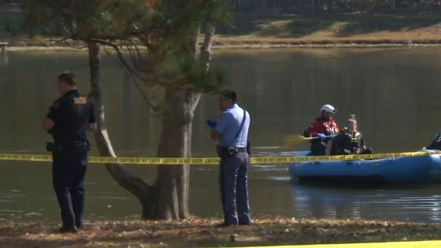 Policía investiga hallazgo de cuerpo en lago del vecindario Village ...