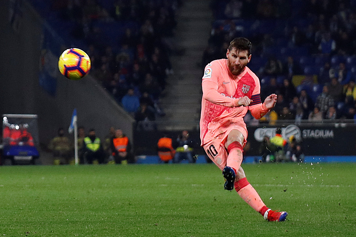 En fotos: la exhibición de tiros libres de Lionel Messi en el clásico ...