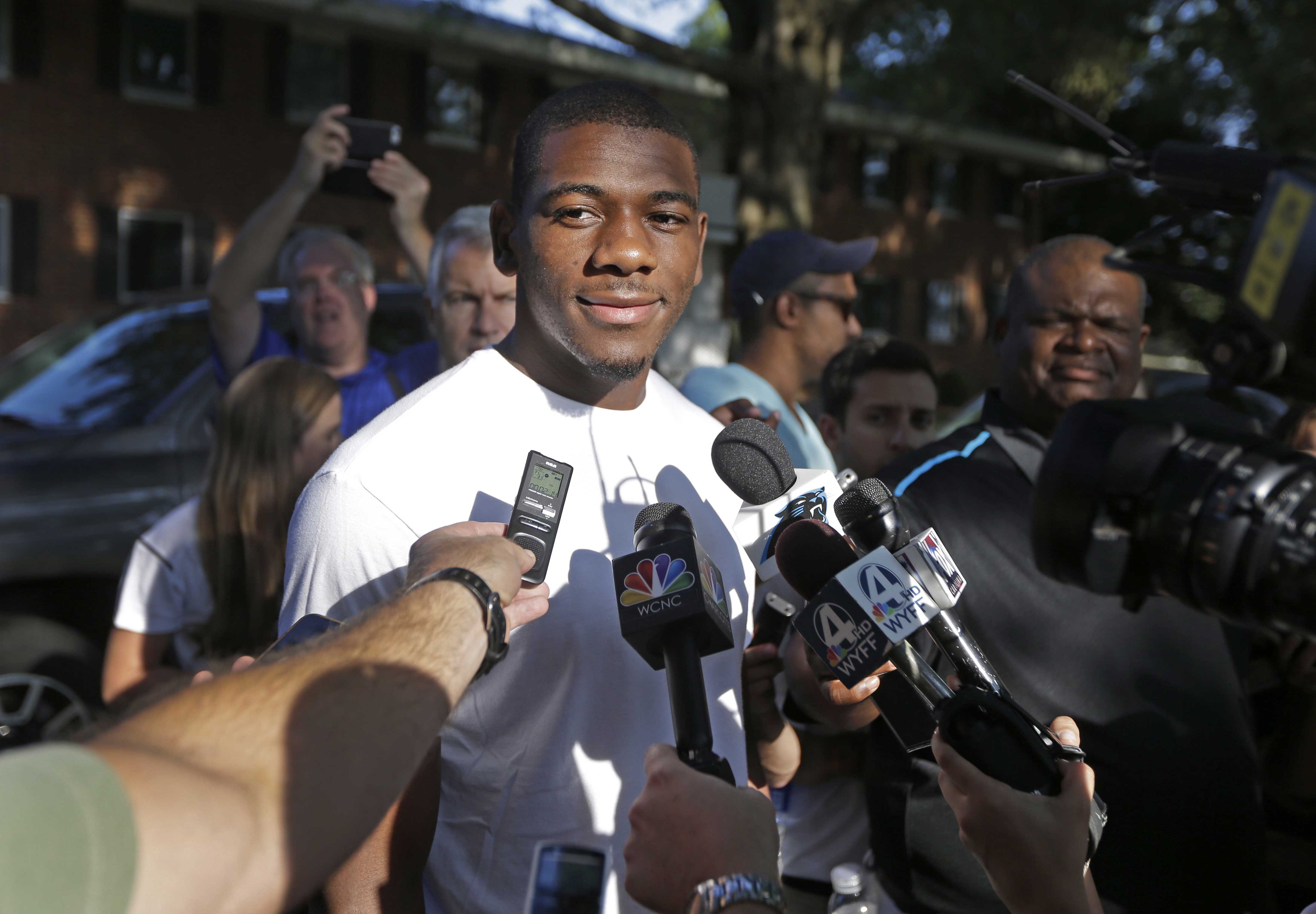 Devin Funchess (tendón de la corva) participó al 100% en la práctica de ...