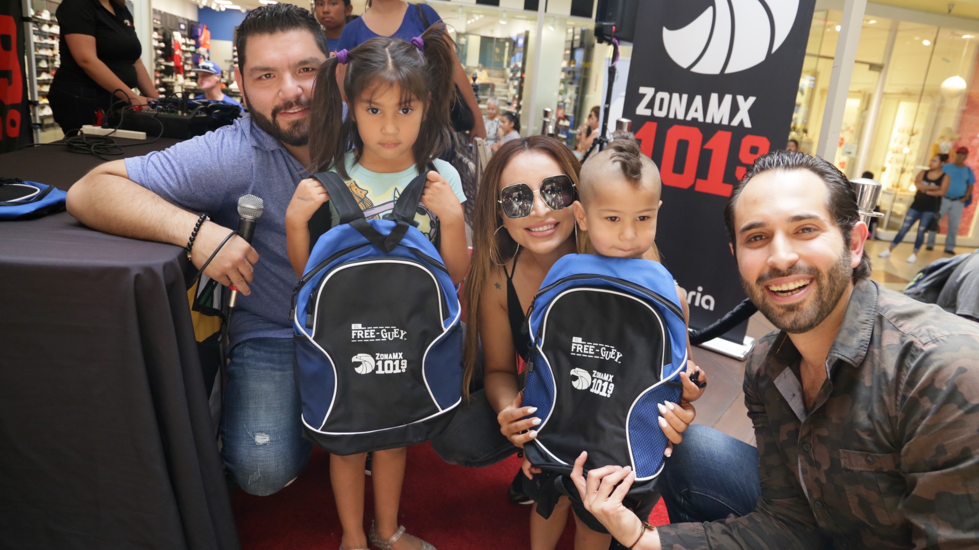 Una 'cola' de gente llegó bien 'mochila' con El Free-guey | Estaciones ...