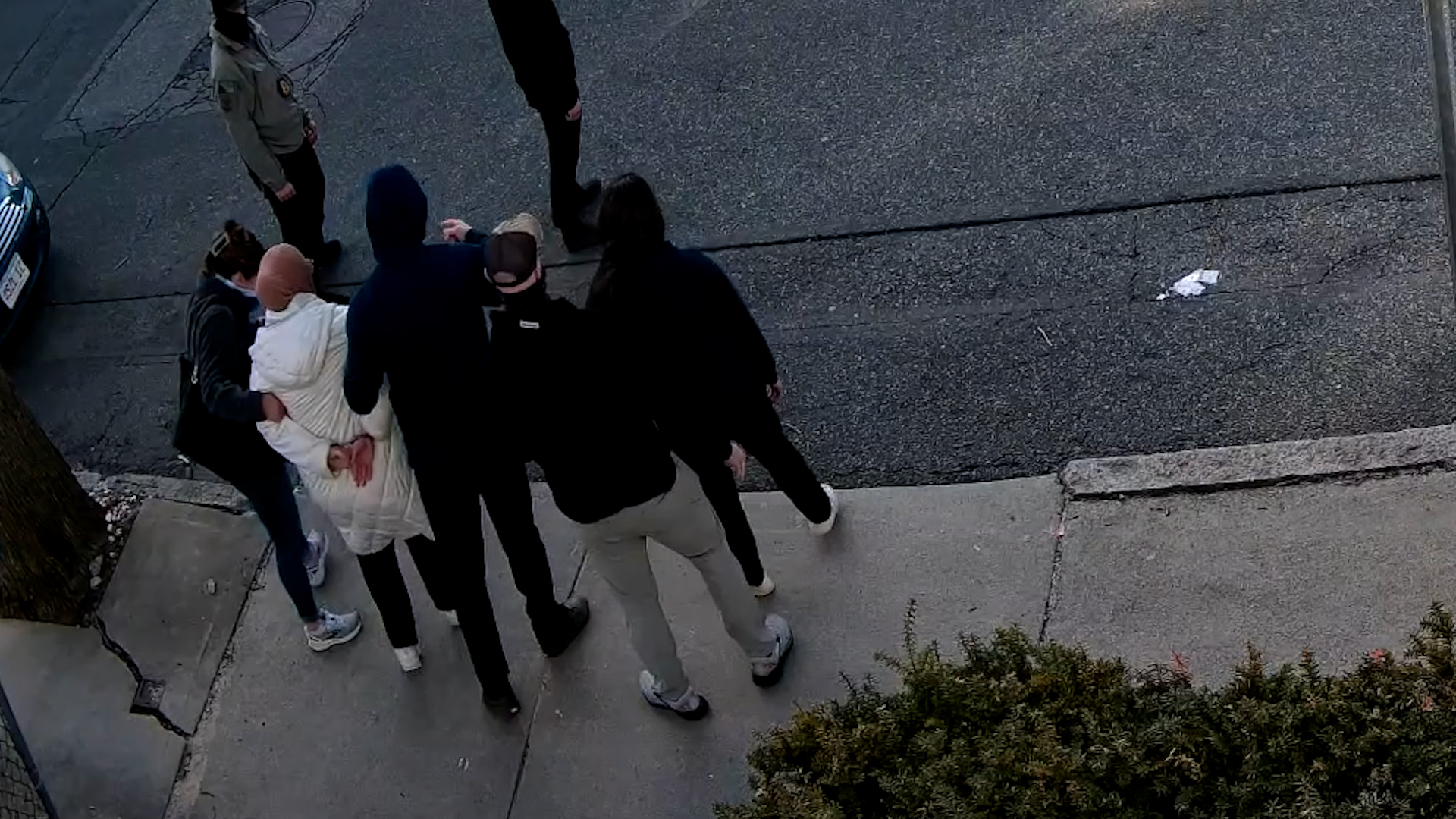 El momento en que ICE arresta a una joven con visa de estudiante válida ...