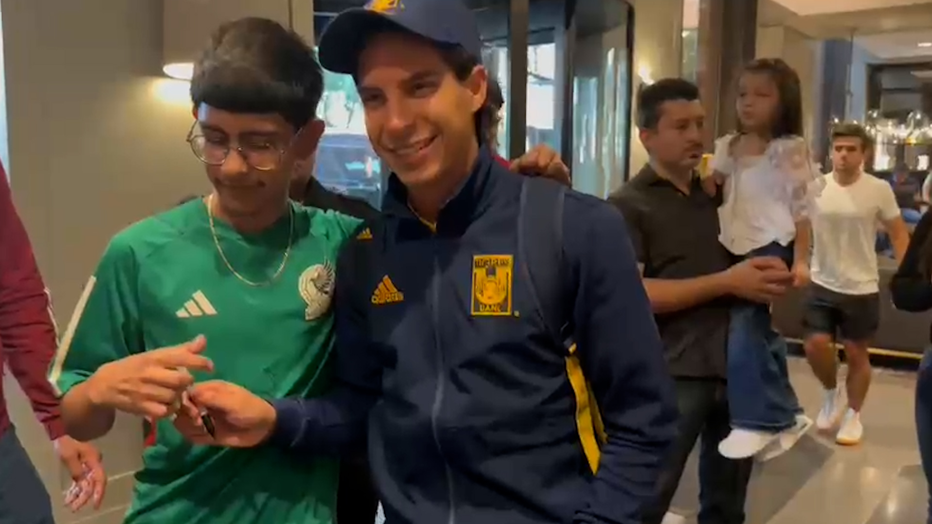 Como rockstar... Lainez provoca locura de fans al reportar con el Tri | TUDN Copa Oro | TUDN