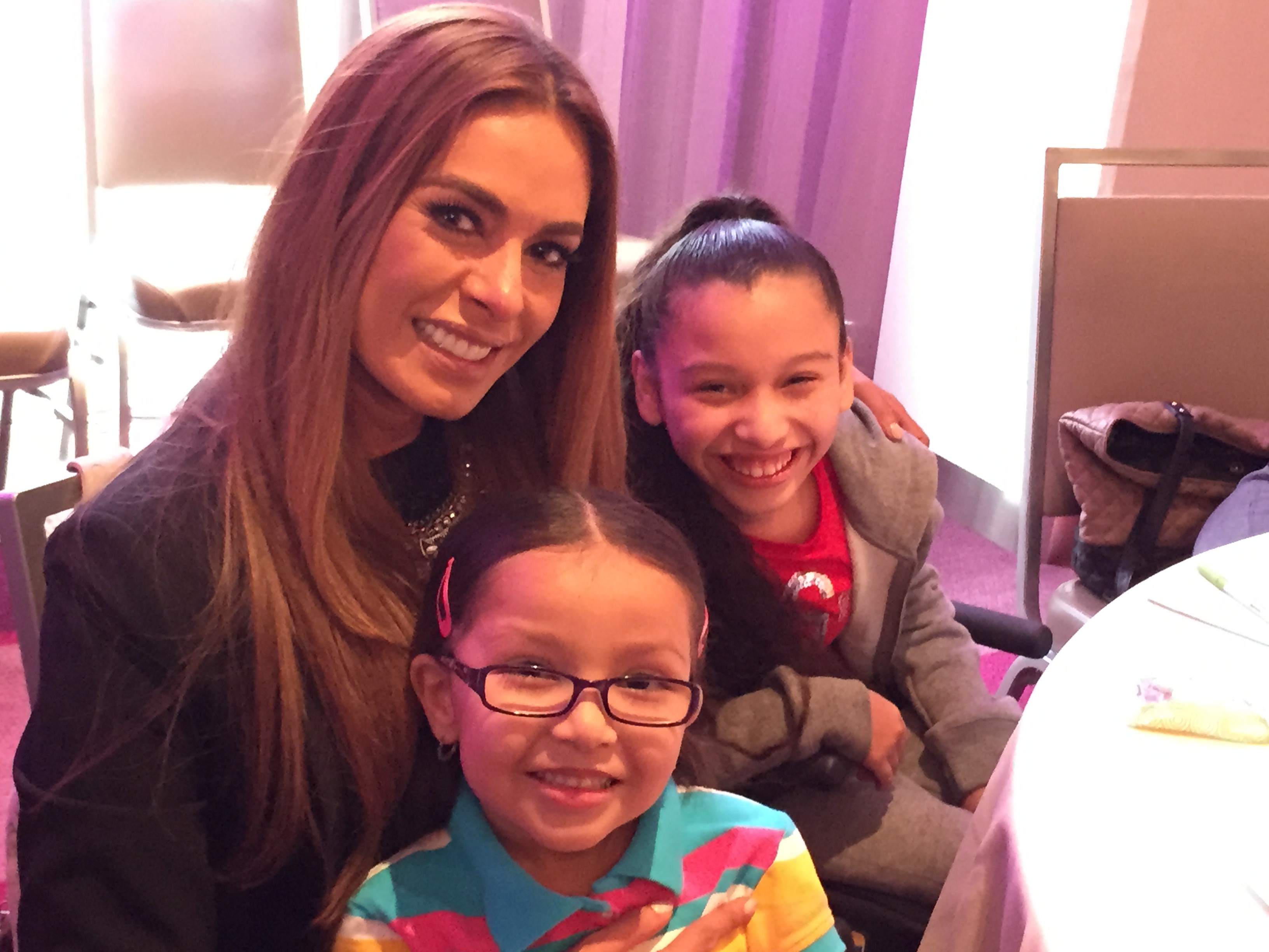 Detrás de cámaras, los famosos consintieron a los niños del Teletón USA ...