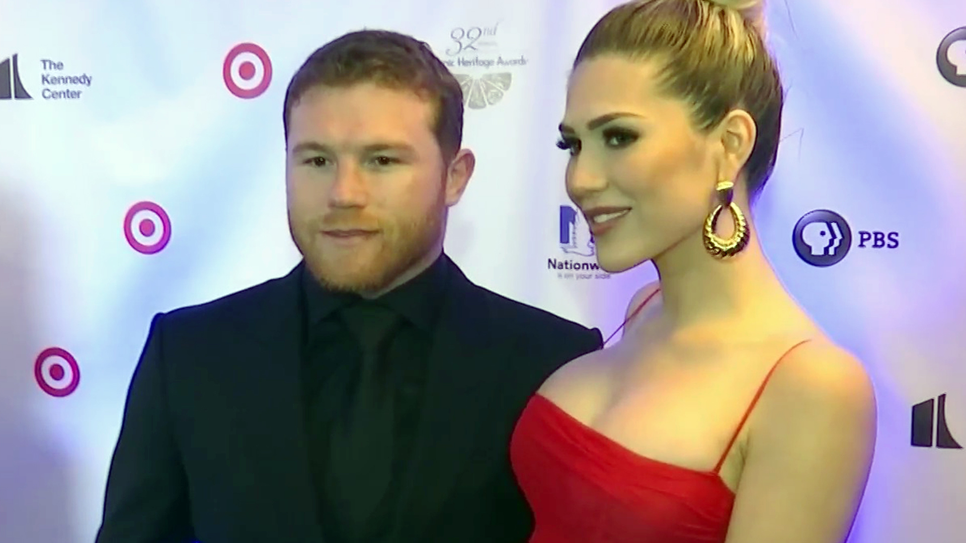Orgulloso y de la mano de su novia, 'Canelo' llegó a recibir su premio ...
