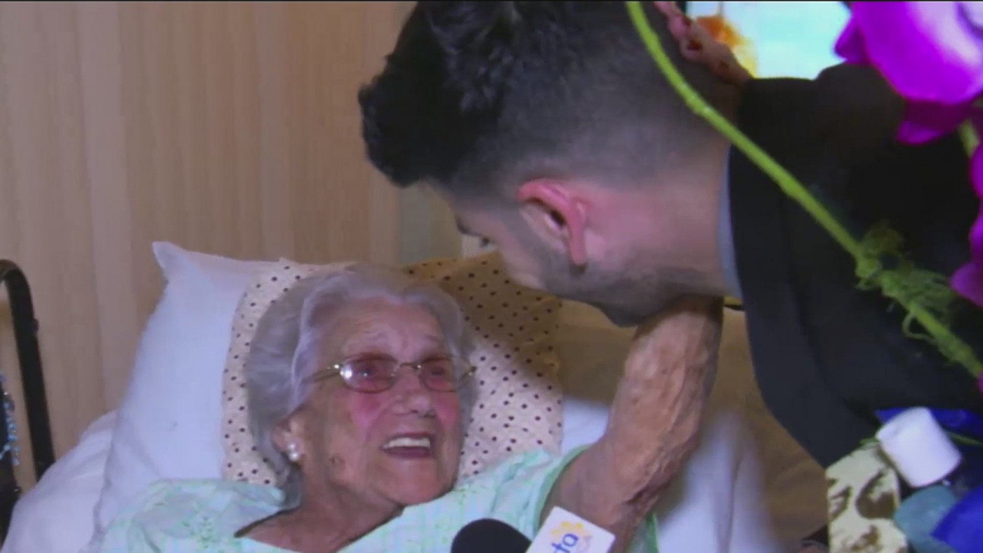 ¡Todo por sus fans! Jomari Goyso sorprendió a una gran fanática | Shows Despierta América ...