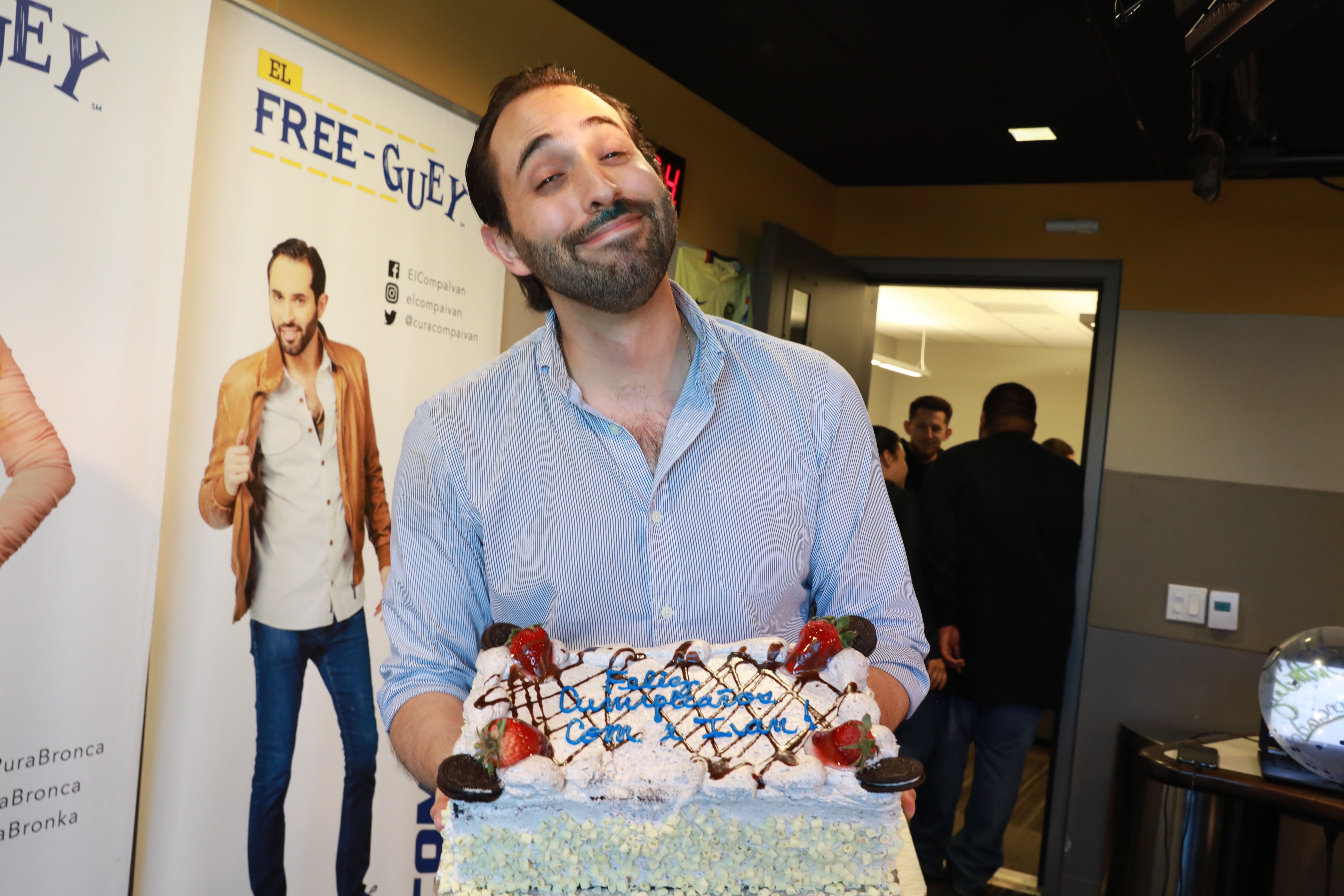 El Compa Ivan se llevó un pastelazo por su cumpleaños #32 | Estaciones ...