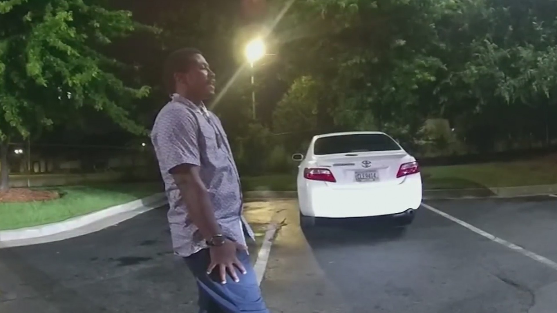 La llamada al 911 que alertó sobre el estado de Rayshard Brooks antes ...